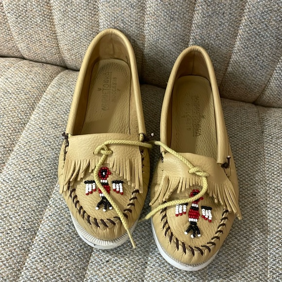 Minnetonka | Shoes | Euc Minnetonka Thunderbird Beaded Moccasins Sz ...
